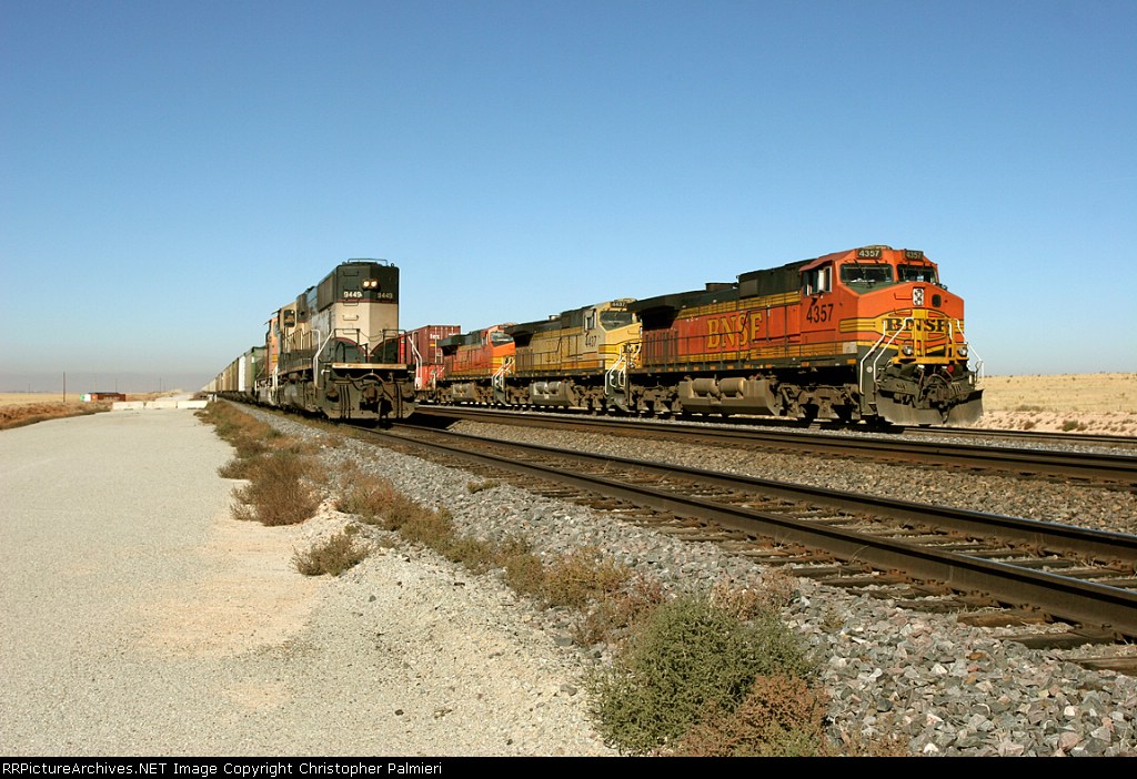 BNSF 9449 and BNSF 4357